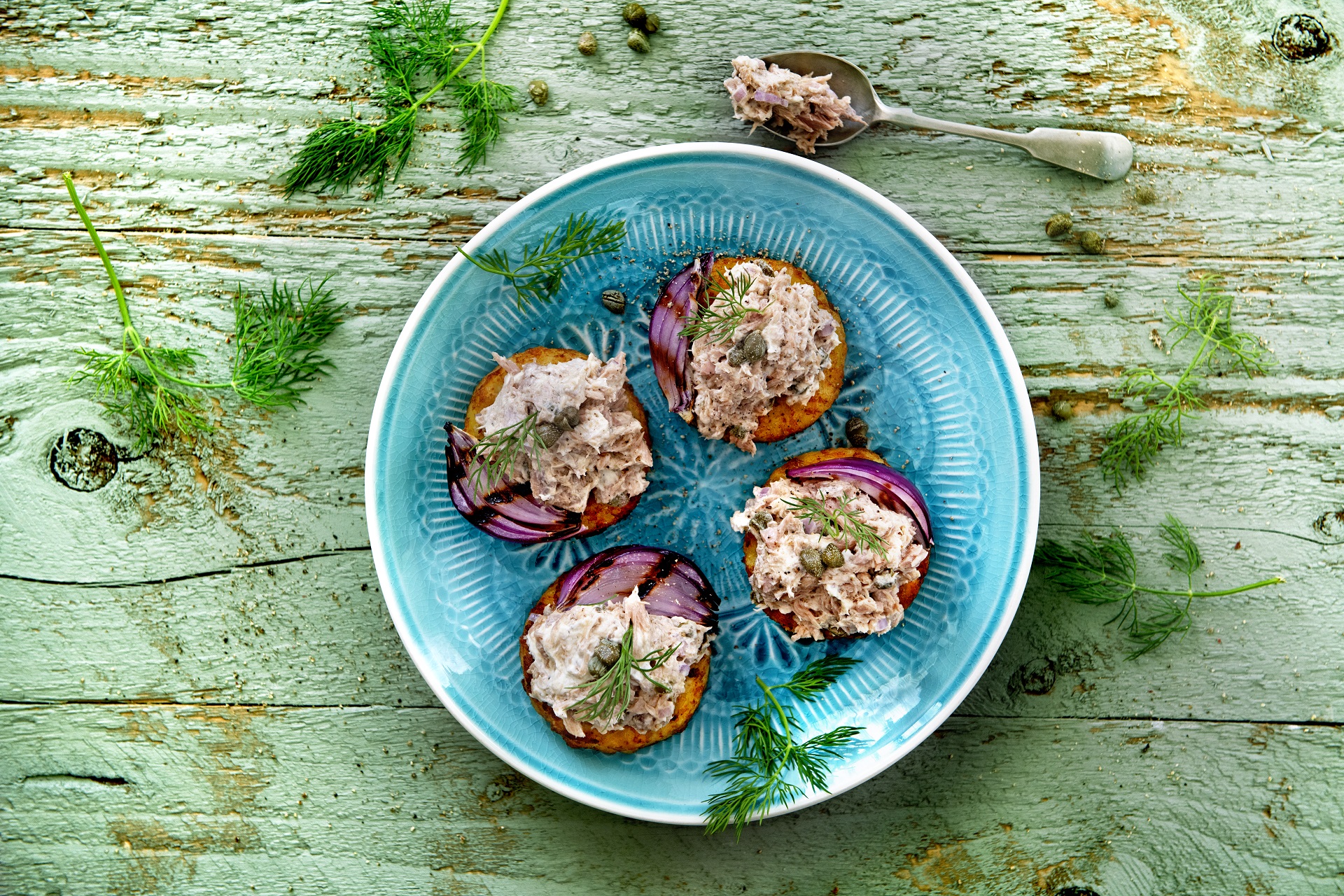 Rösti round with tuna salad and roasted red onion