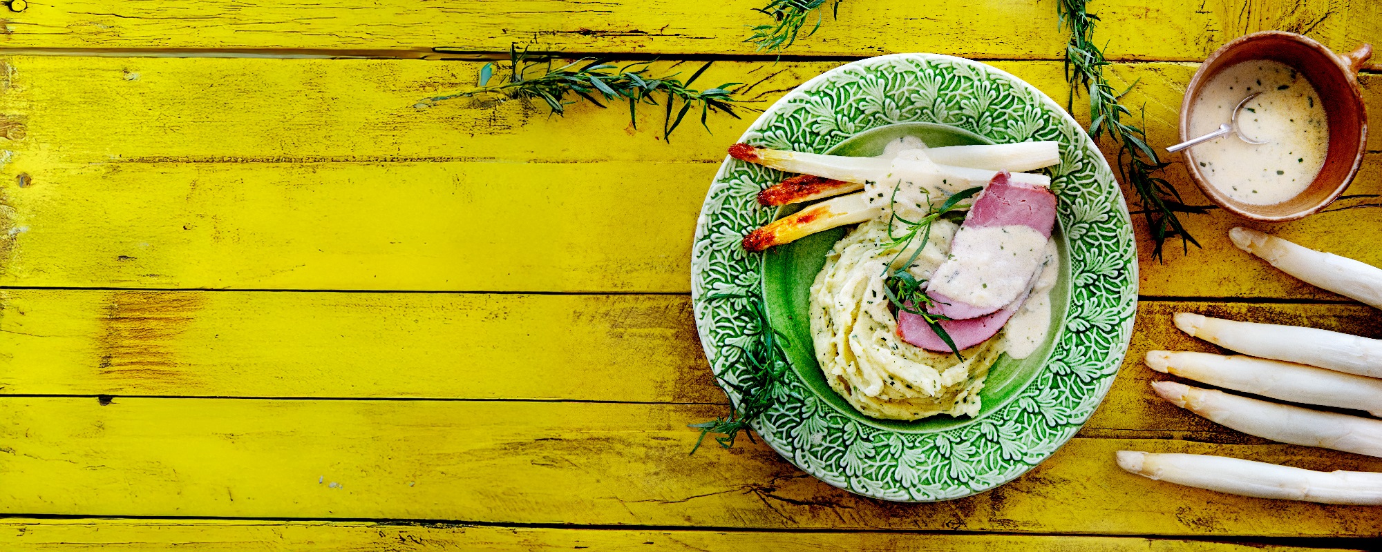 Puree with roasted asparagus and ham