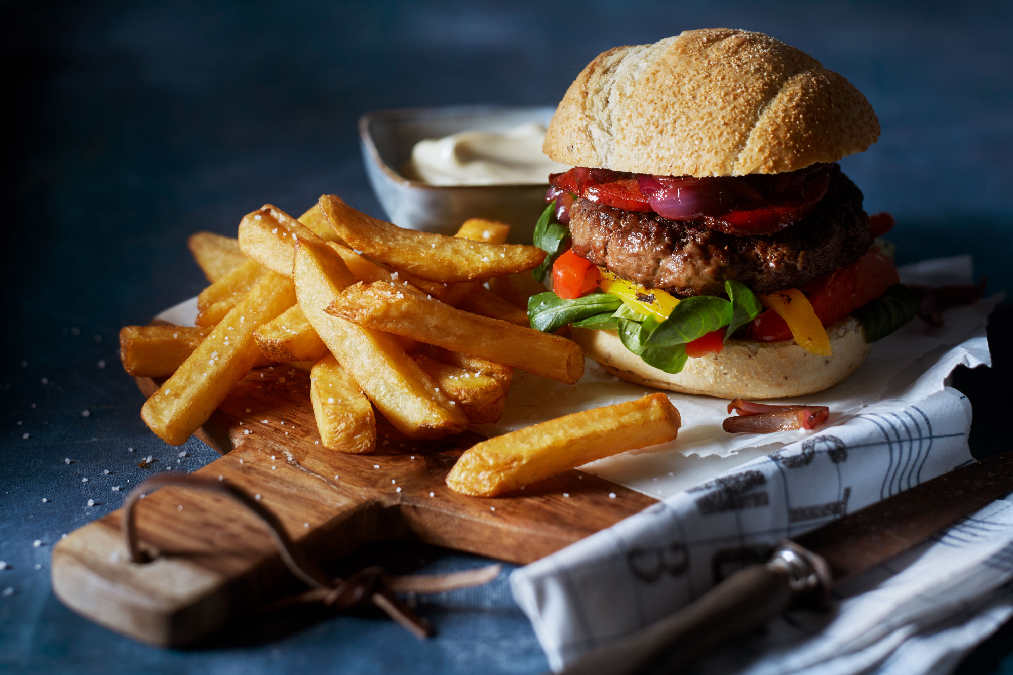 Burger cu chorizo, ardei prăjiți și ceapă caramelizată
