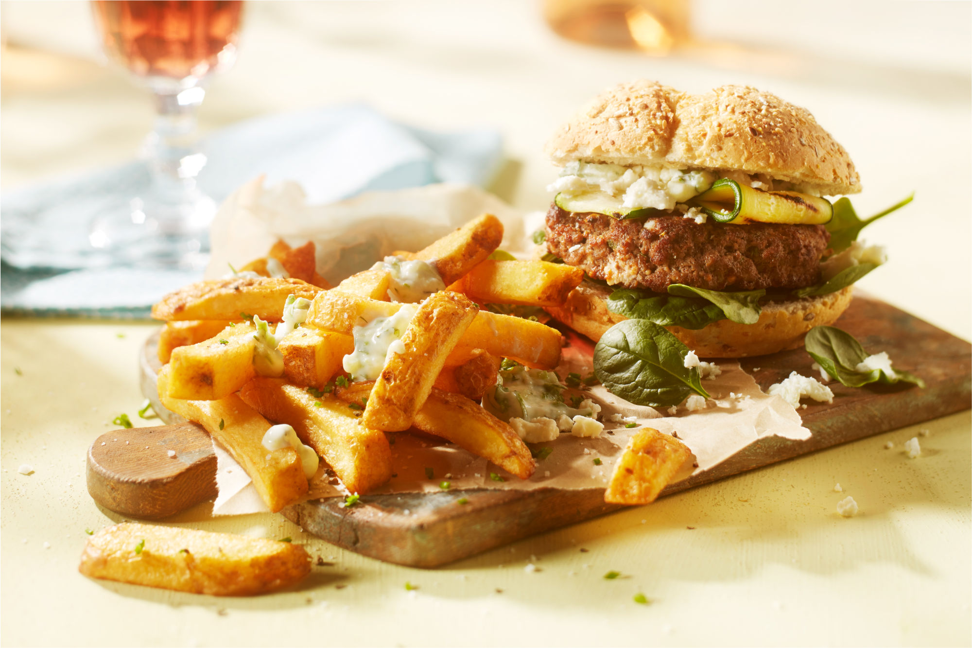 Burger grecesc cu dovlecei, spanac, tzatziki și brânză feta